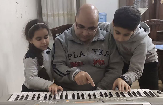أب يبهر رواد «السوشيال ميديا» بعزفه موسيقى «قضية عم أحمد» رفقة أبناءه ...