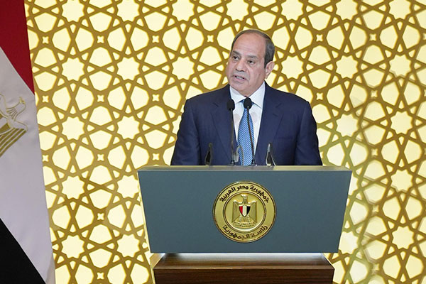 الرئيس السيسي يؤدي صلاة عيد الفطر بمسجد الفتاح العليم.. ويشهد افتتاح ...